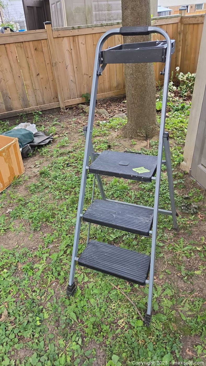 Easy Reach 3-Step Metal Step Ladder | Kingston (Ontario, Canada) SELLER ...