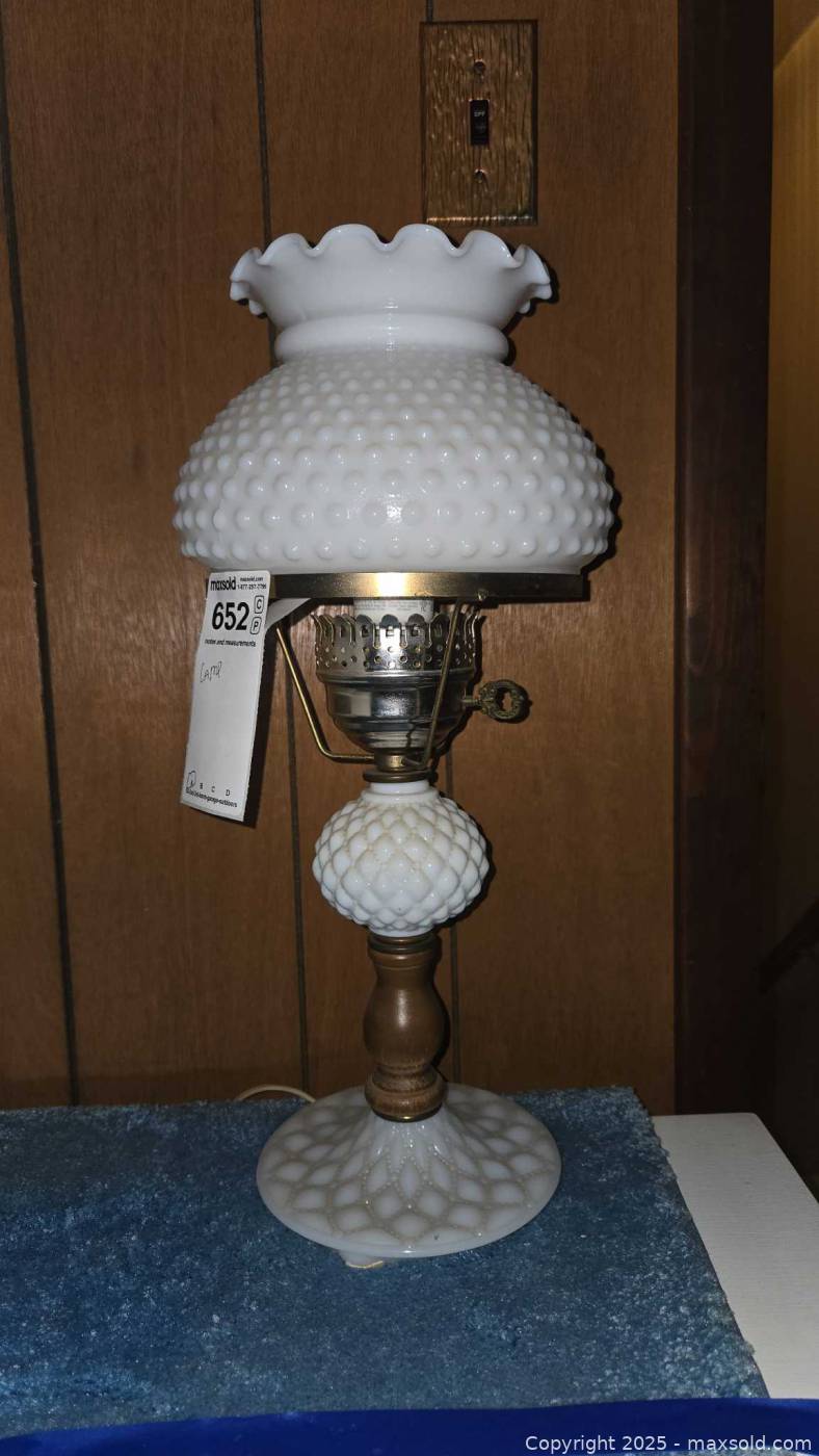 Milk Glass Hobnail Lamp A | Philadelphia (Pennsylvania, USA) PARTNER ...