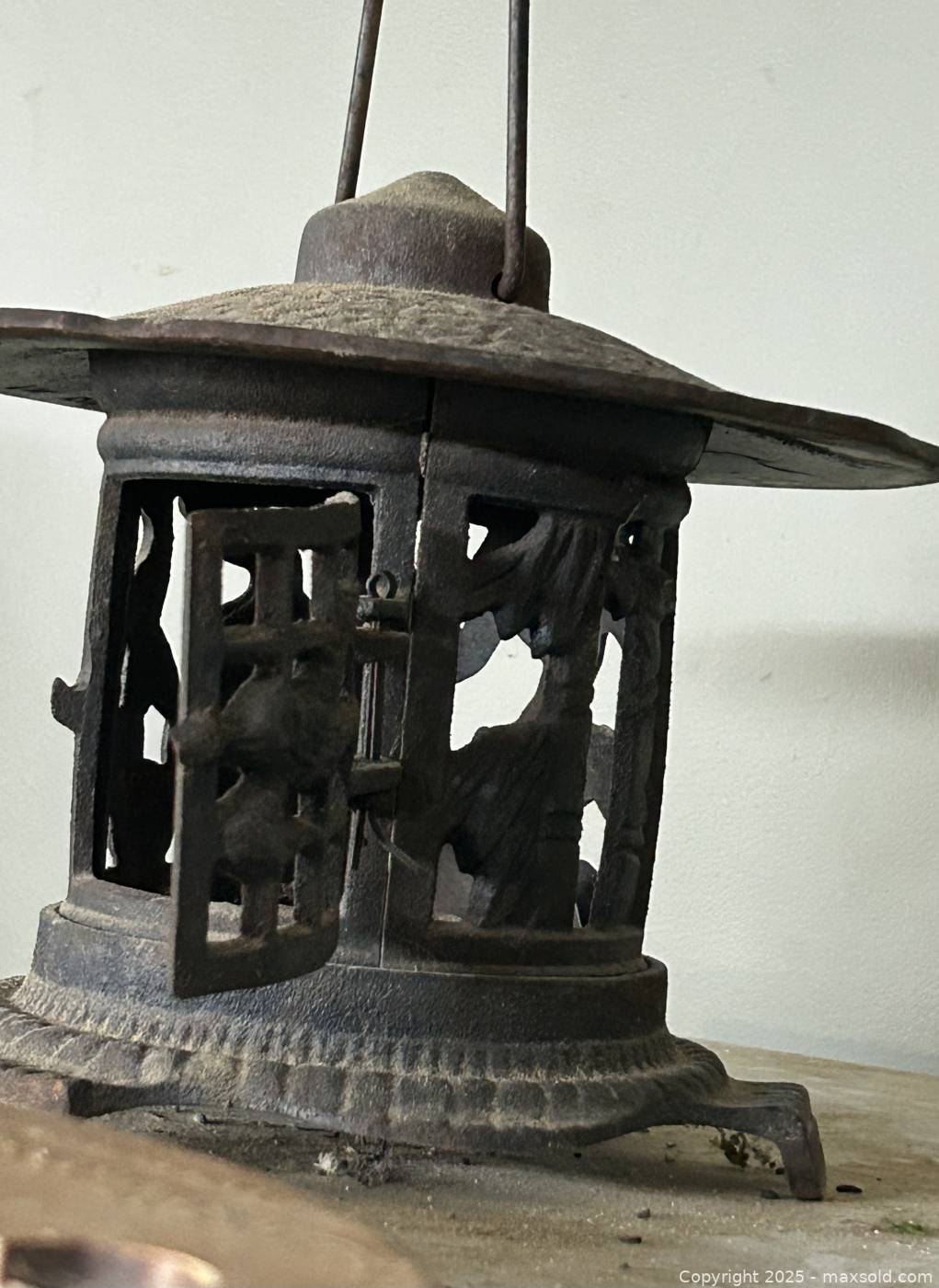 M-Ga-Single Japanese-Style Cast Iron Lantern, Asian Pagoda Design ...