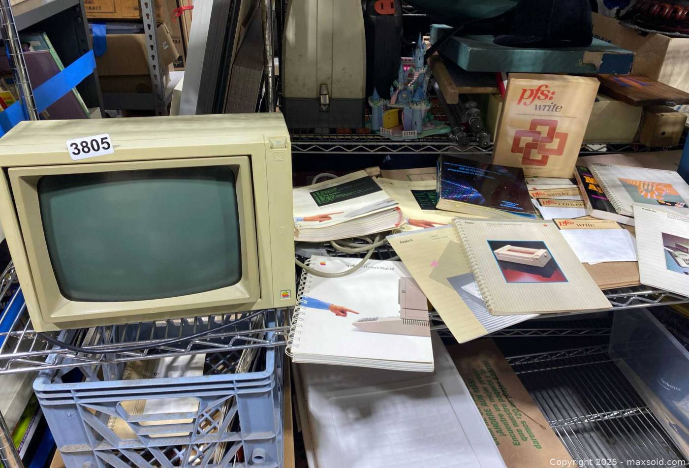 Original Apple IIe monitor & manuals | Hatboro (Pennsylvania, USA ...