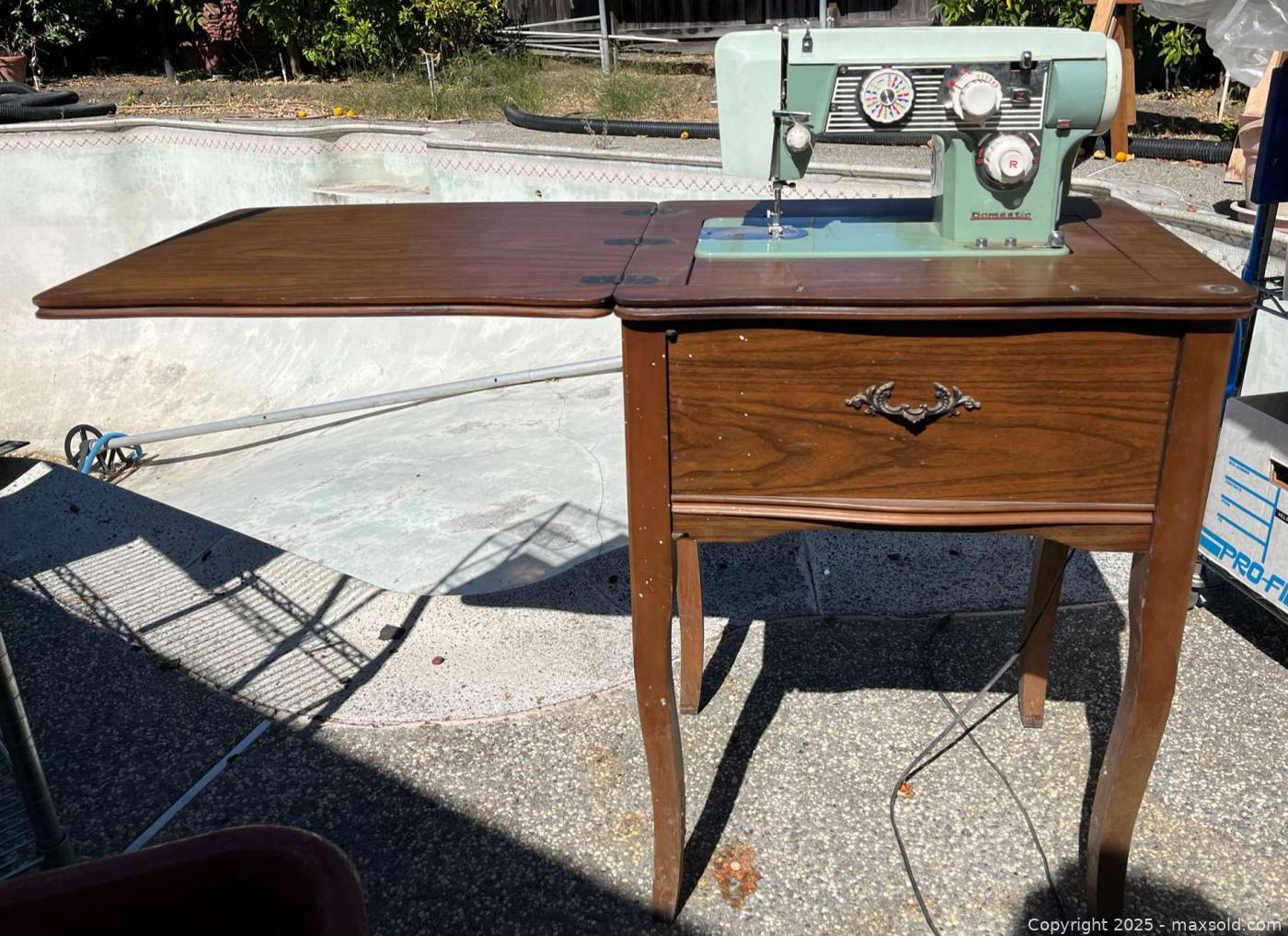 Vintage Sewing machine and table | Santa Clara (California, USA ...