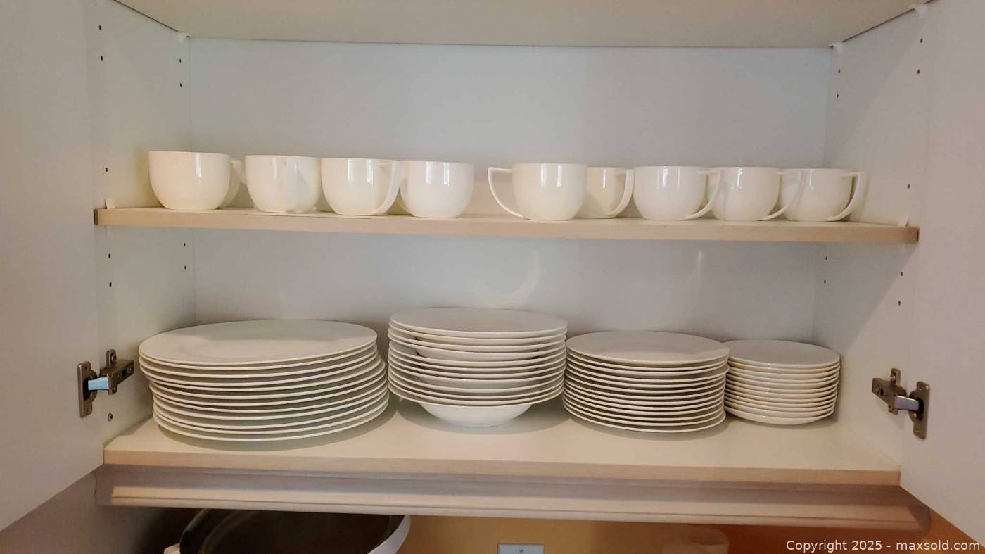 Sears Hailey Dinnerware Set with Plates and Cups/Mugs B | Ottawa ...