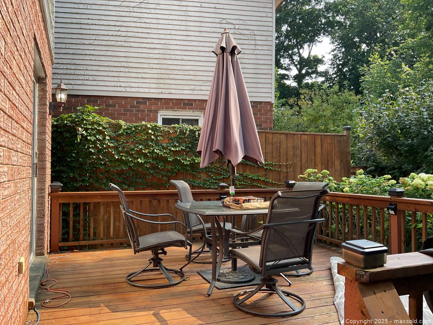 Patio Table and 4 Chairs Set with Umbrella | London (Ontario, Canada ...