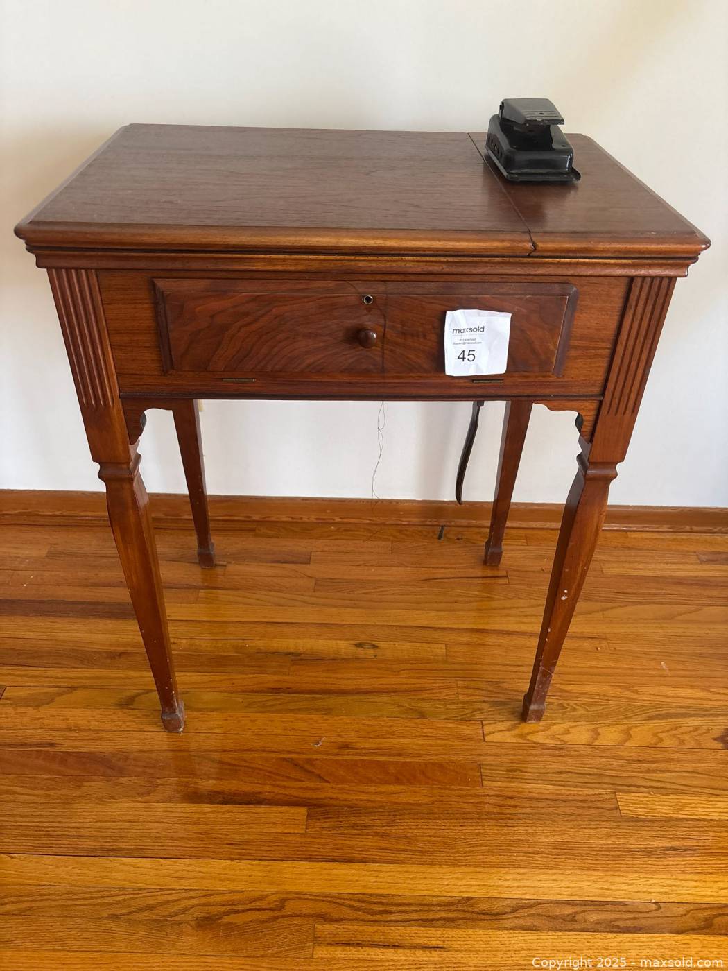 Singer Vintage Sewing Machine with Wooden Cabinet, Model BAJ3-8 ...