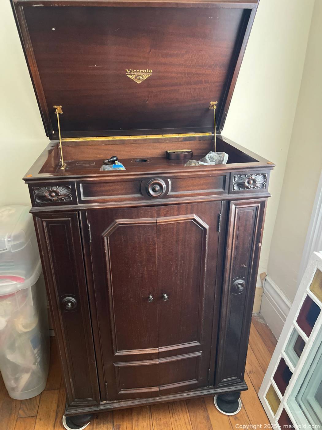 Victrola Credenza 315 Upright Phonograph Cabinet, 30x21x41 in | Barre ...