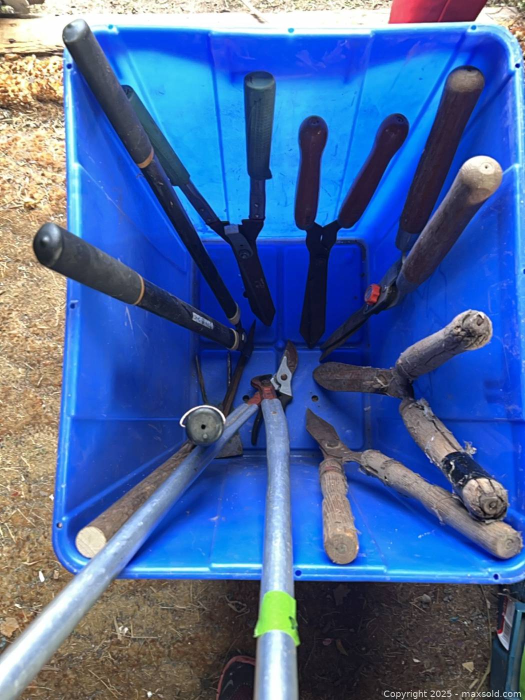 10 Assorted Garden Clippers and Long-Handle Tools with Tote | Trent ...