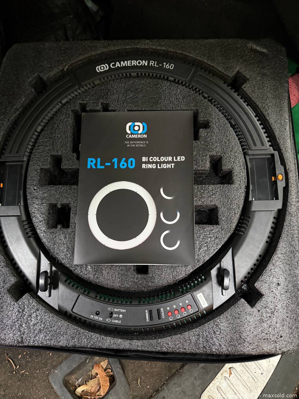 CAMERON RL-160 BI COLOUR LED RING LIGHT. LIKE NEW | Hamilton (Ontario ...