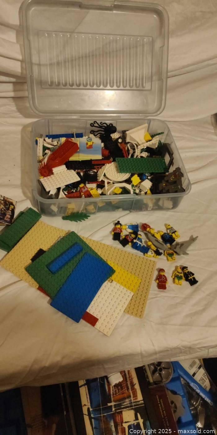 Mixed LEGO System Bricks Lot with 10+ Minifigures | Toronto (Ontario ...