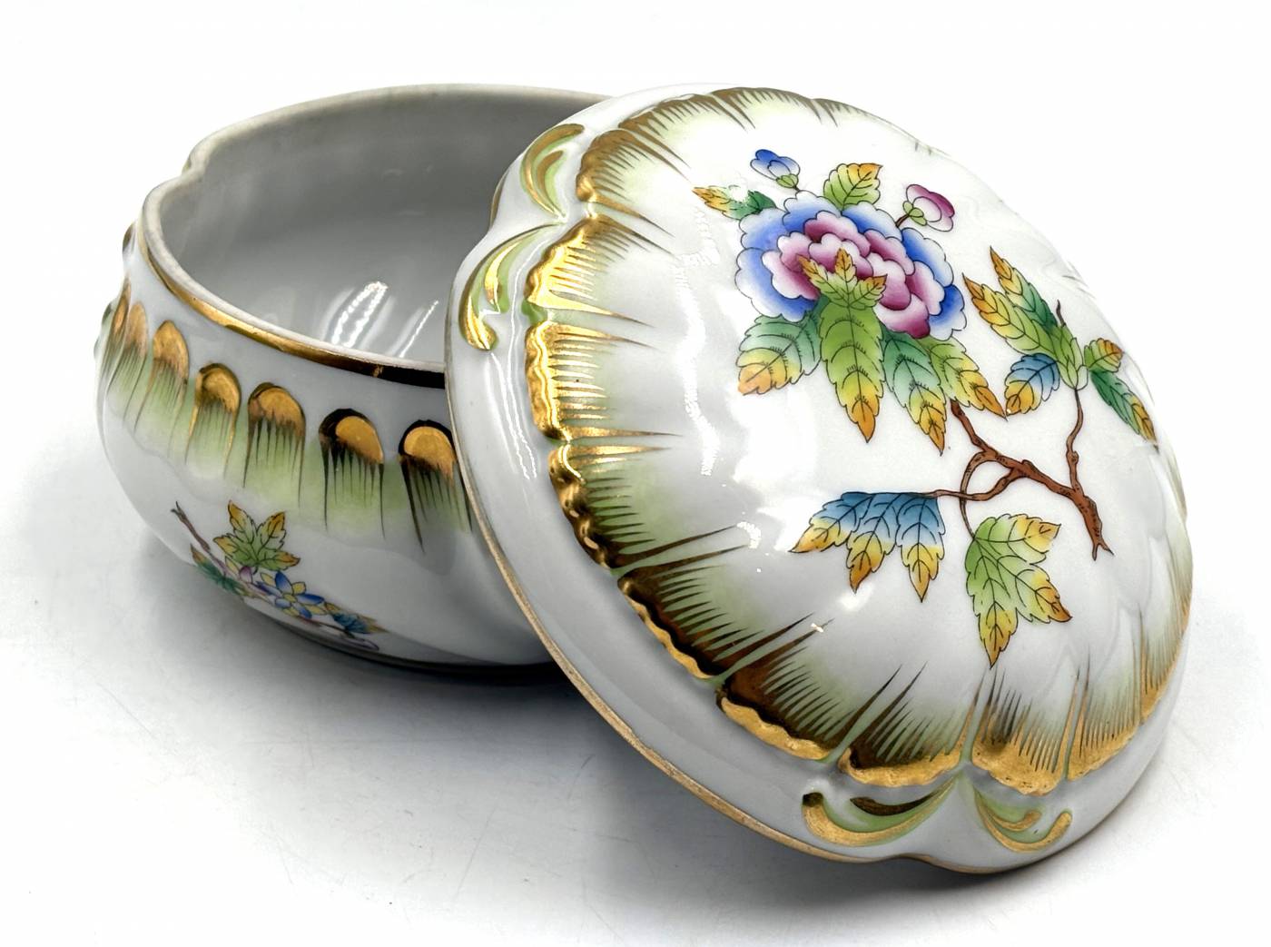 Herend Queen Victoria Bonbonniere (Trinket box) | Oakville (Ontario ...
