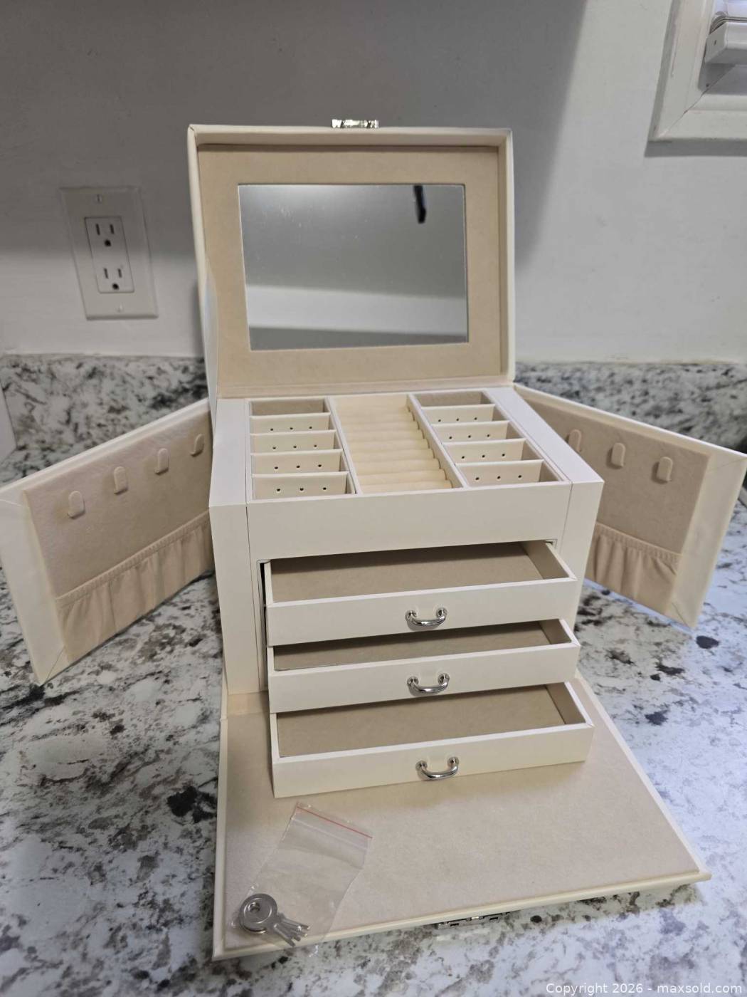 Bid Gallery | Kingston (Ontario, Canada) SELLER MANAGED Downsizing ...