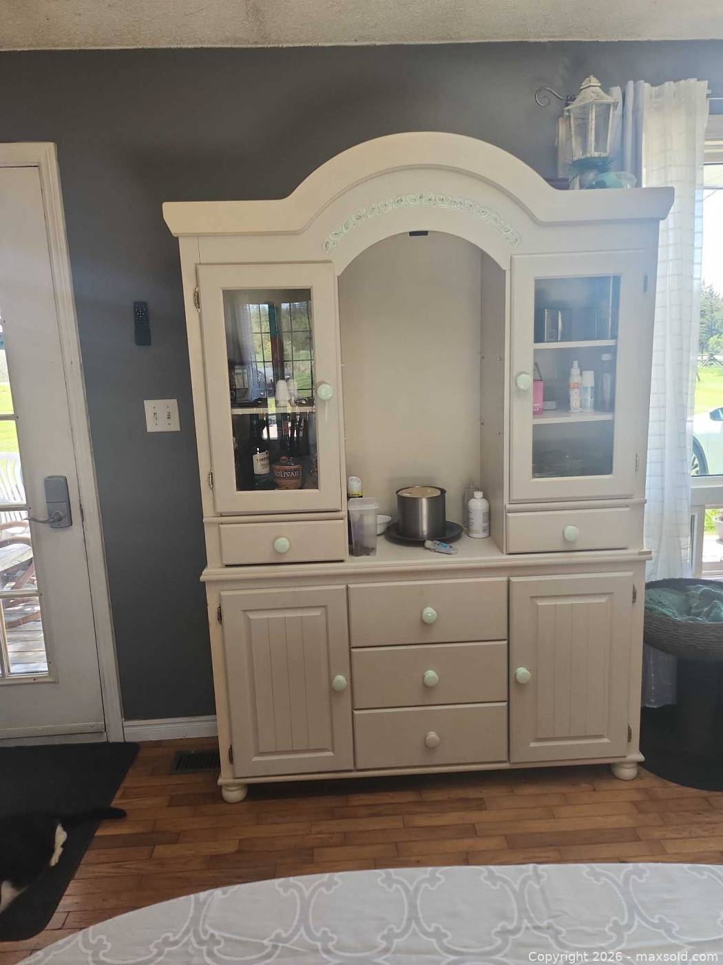 Hutch | Maxsold