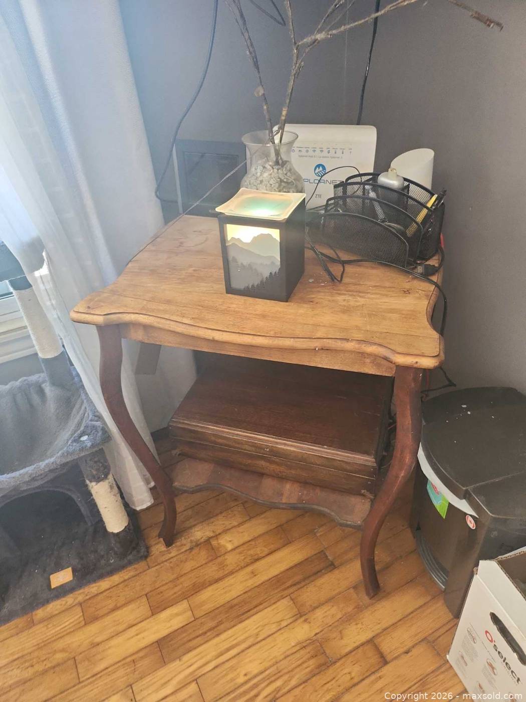 Plant stand | Maxsold