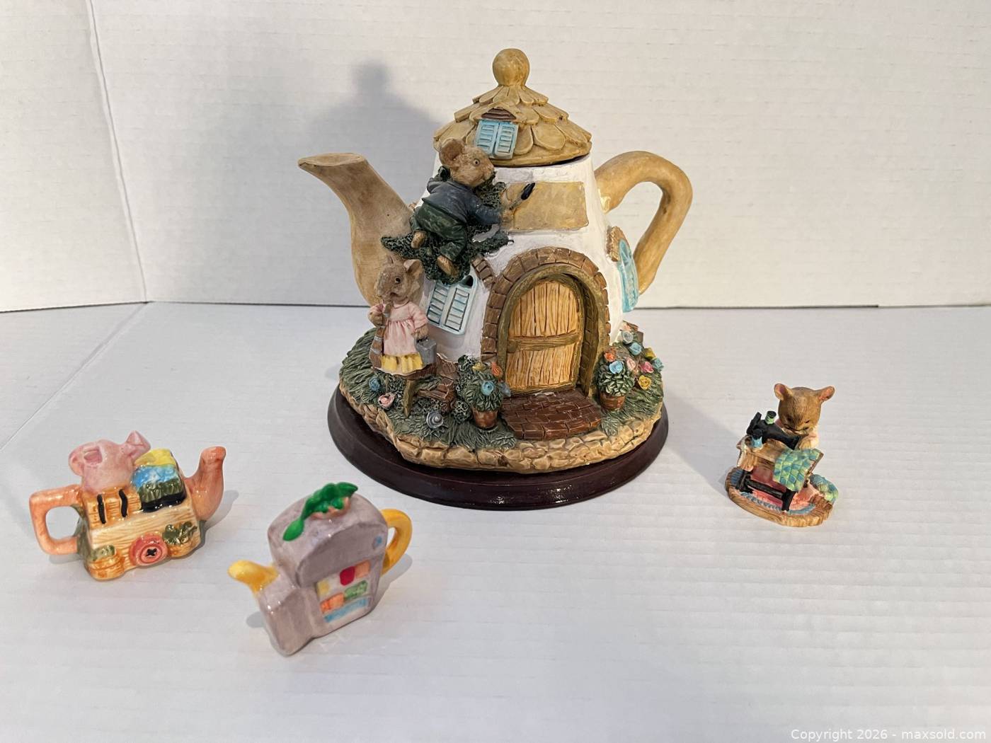 Ceramic Teapot Collectibles (Lot# 2) | Maxsold
