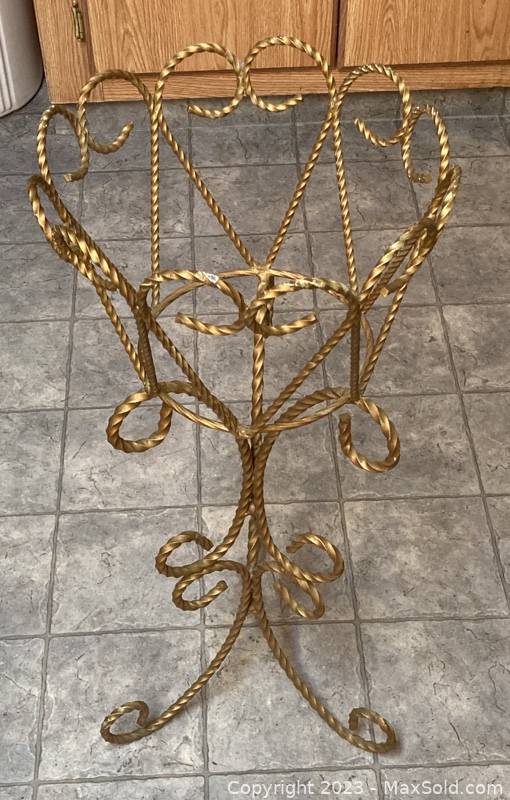 Iron Planter Frame | Victoria (British Columbia, Canada) SELLER MANAGED ...