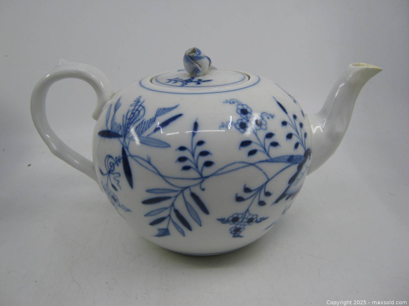 Old Meissen Blue Onion Teapot Blue Rose Finial Top | Esquimalt (British ...