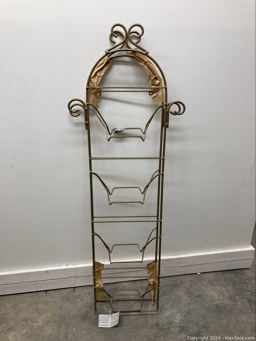 Gold Dinner Plate Rack | Plymouth (Massachusetts, USA) PARTNER MANAGED ...