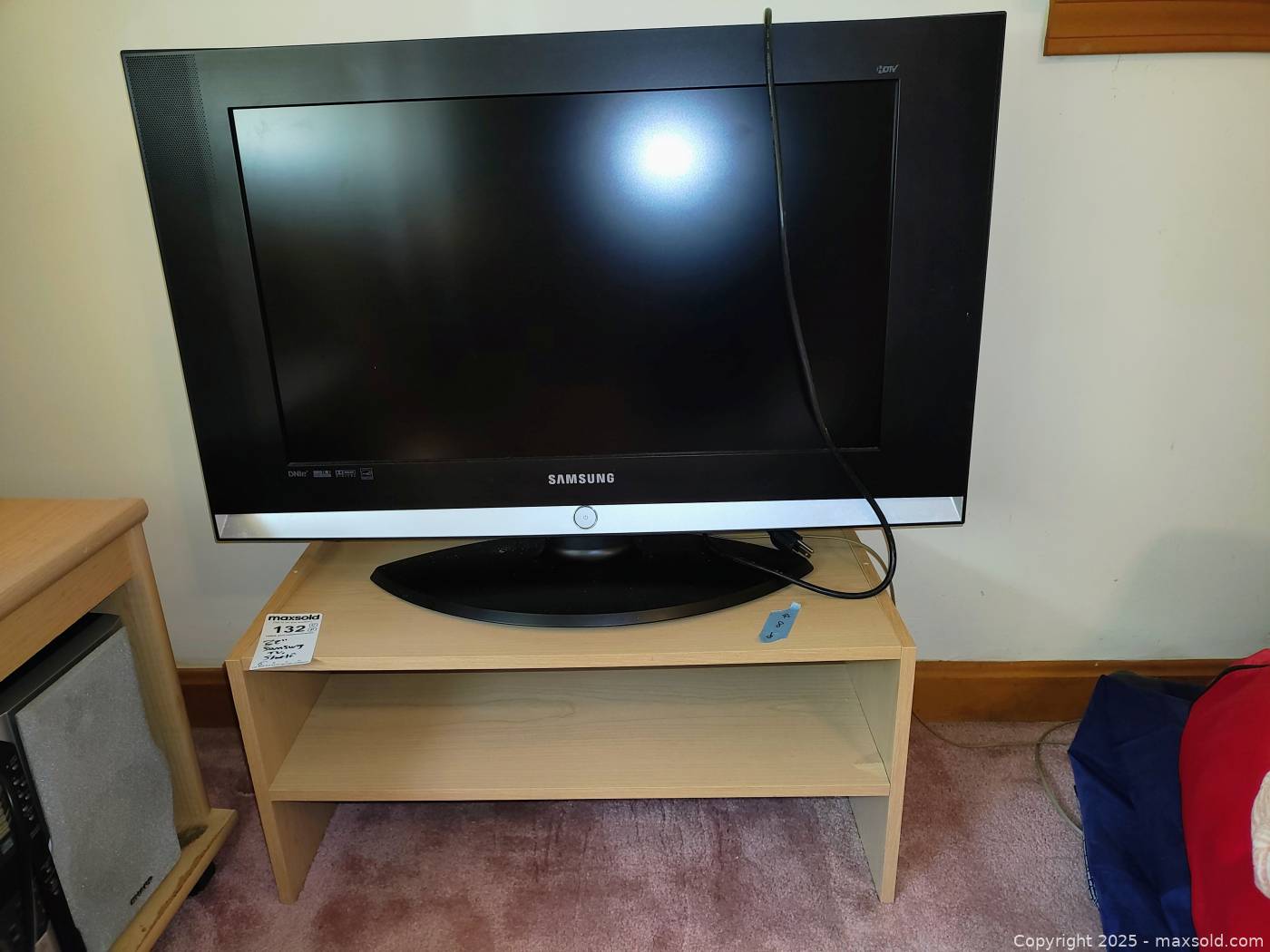 Samsung 32" TV with Light Wood Stand A | Marshfield (Massachusetts, USA ...