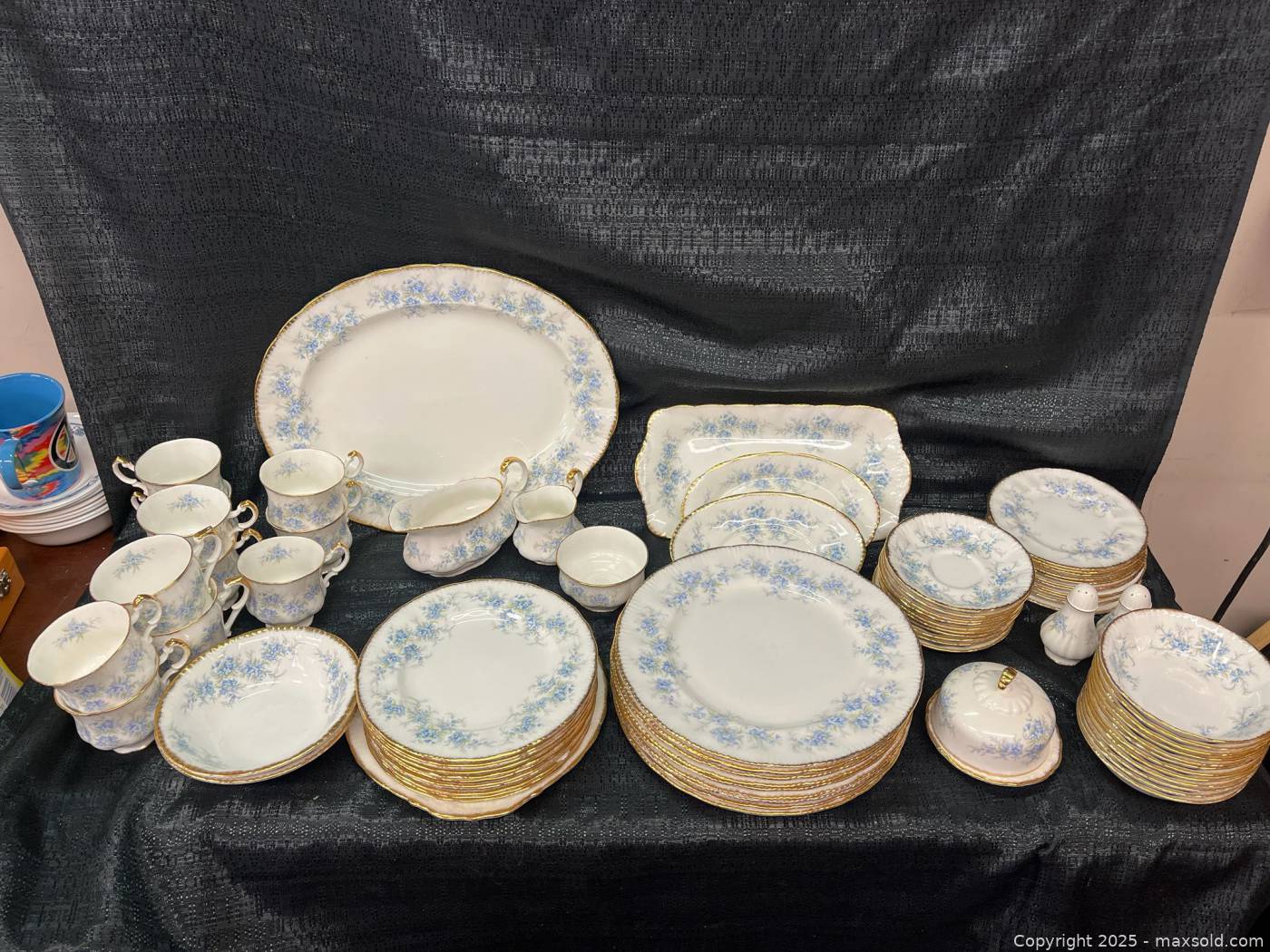 Paragon remember me china, 70+ Pieces, Gold Trim | Renfrew (Ontario ...