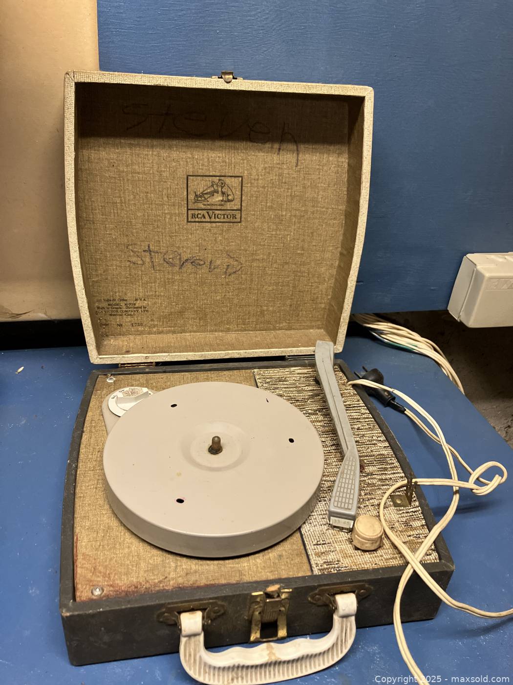 Vintage portable record player B | London (Ontario, Canada) PARTNER ...