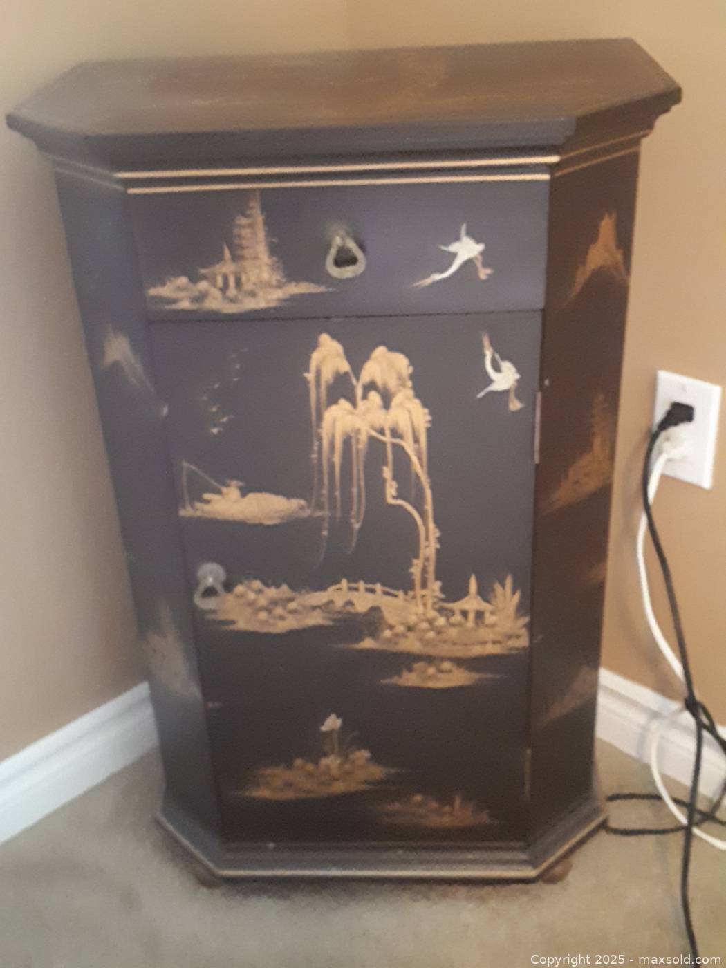 Small end table | Yarker (Ontario, Canada) SELLER MANAGED Downsizing ...