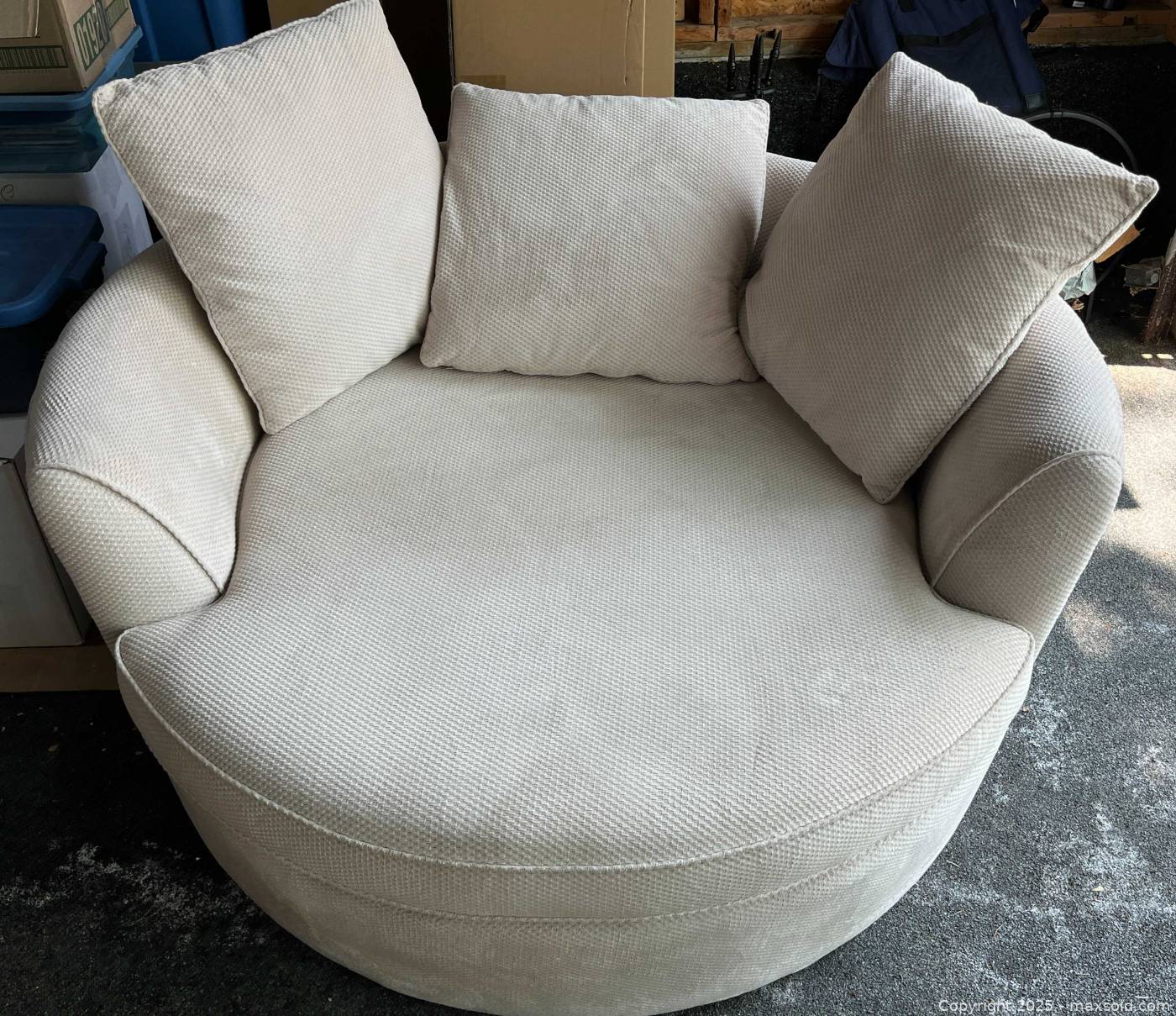 Cuddle Chair | Kanata (Ontario, Canada) PARTNER MANAGED Estate Sale ...