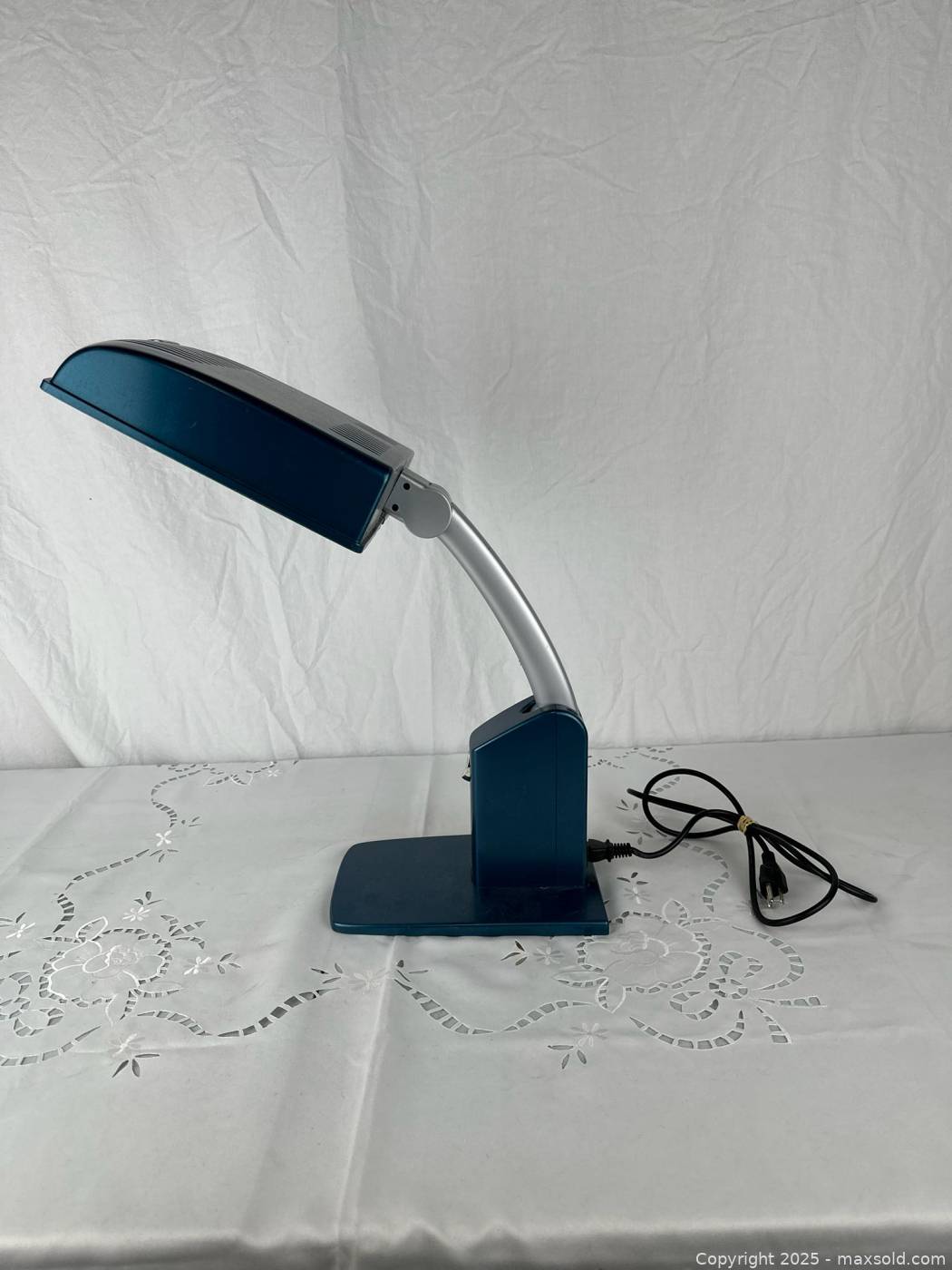 Day-Light Blue Light Therapy Lamp - Medium, Electric-Powered ...
