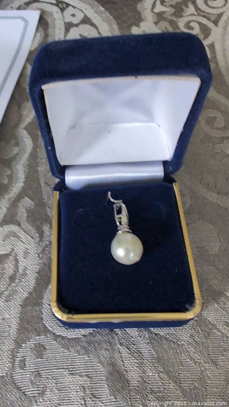 Stamped 18kt white gold pearl diamond pendant | Douro-Dummer (Ontario ...