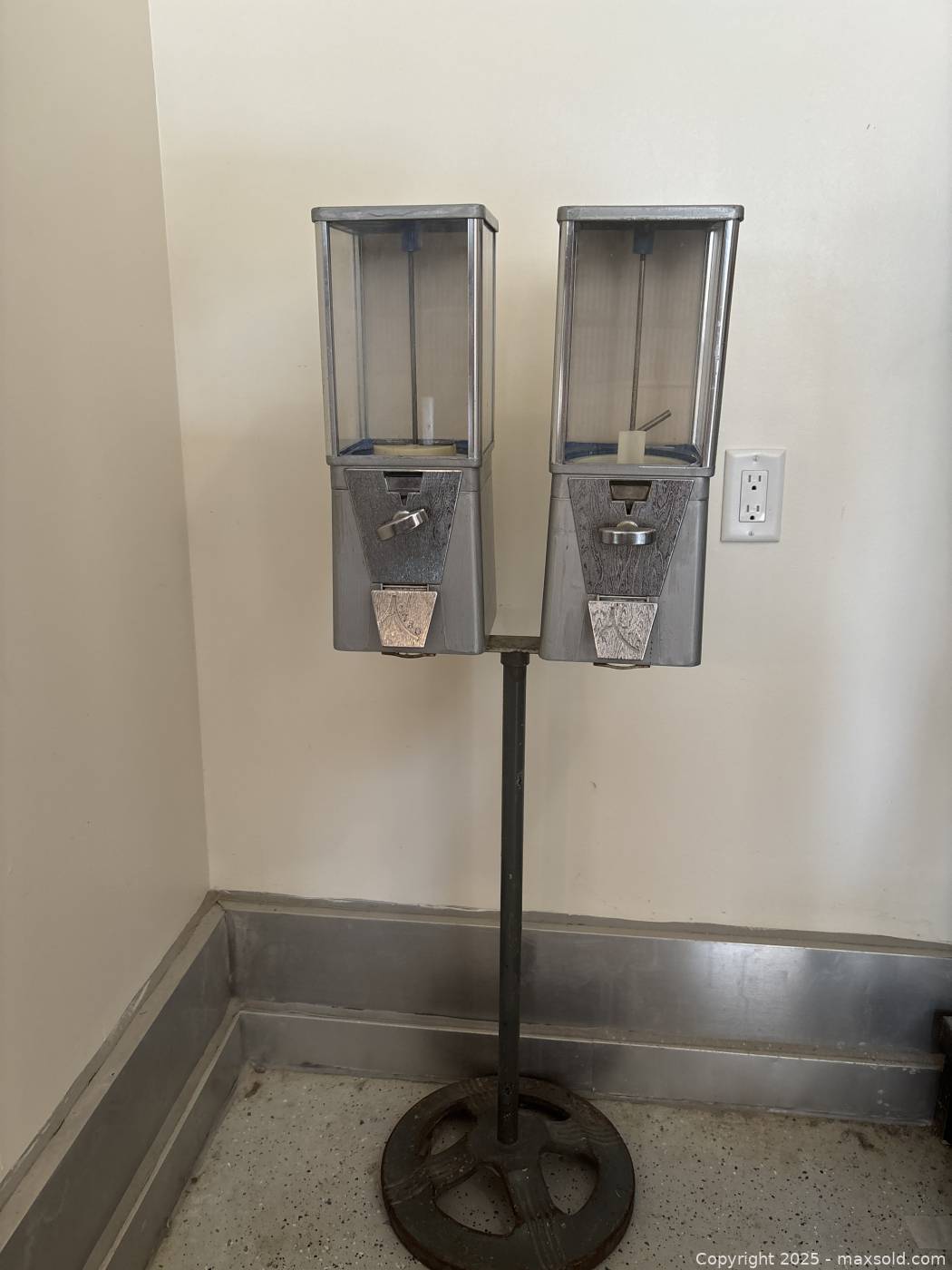 Astro Medium Capacity Gumball Machine - Silver | York (Ontario, Canada ...