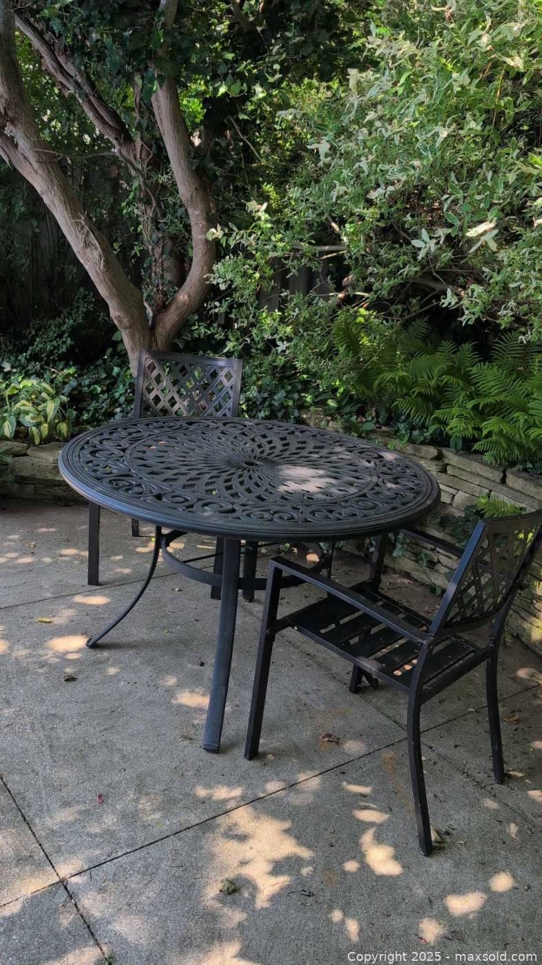 Patio Table and Chairs C | London (Ontario, Canada) PARTNER MANAGED ...